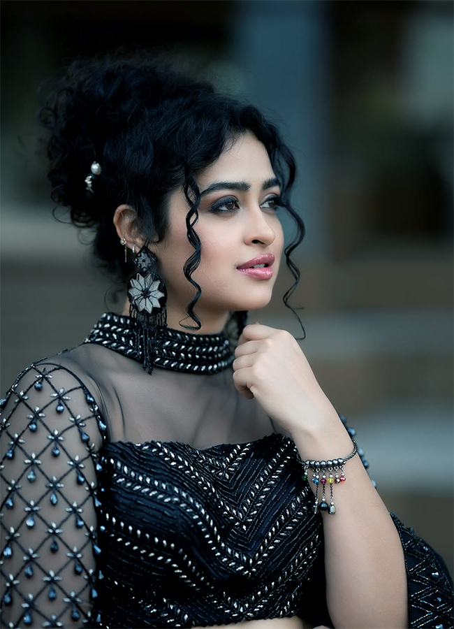 న్యూ ఇయర్‌ ఔట్‌ఫిట్‌లో గ్లామర్‌ బ్యూటీ 'అప్సర రాణి' (ఫోటోలు) | Actress Apsara Rani Beautiful And ...